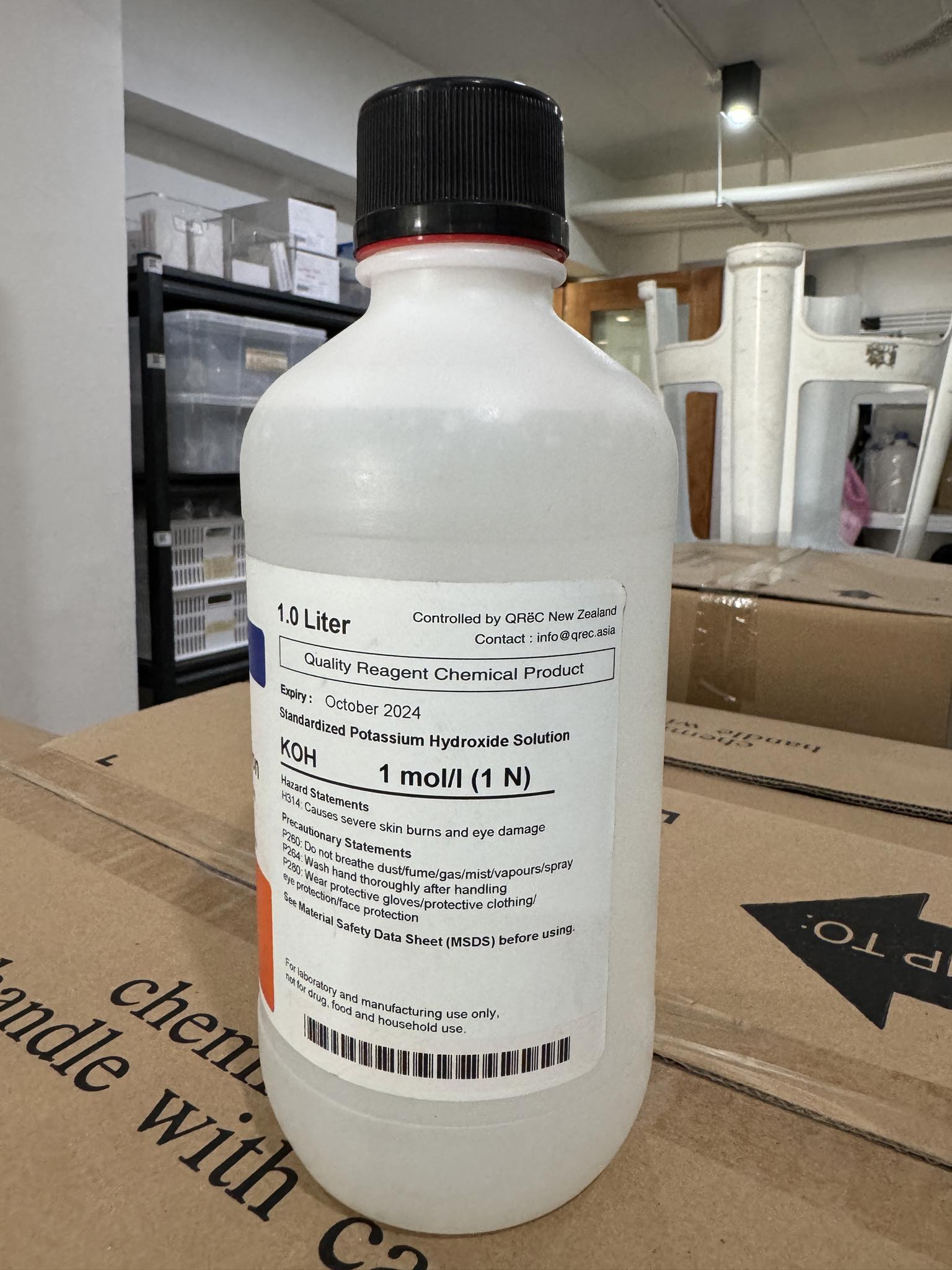 Potassium hydroxide solution 1.0N (1 mol/L) (1 ลิตร/ขวด) ยี่ห้อ Qrec, Newzealand - แล็ป วัลเล่ย์ ...