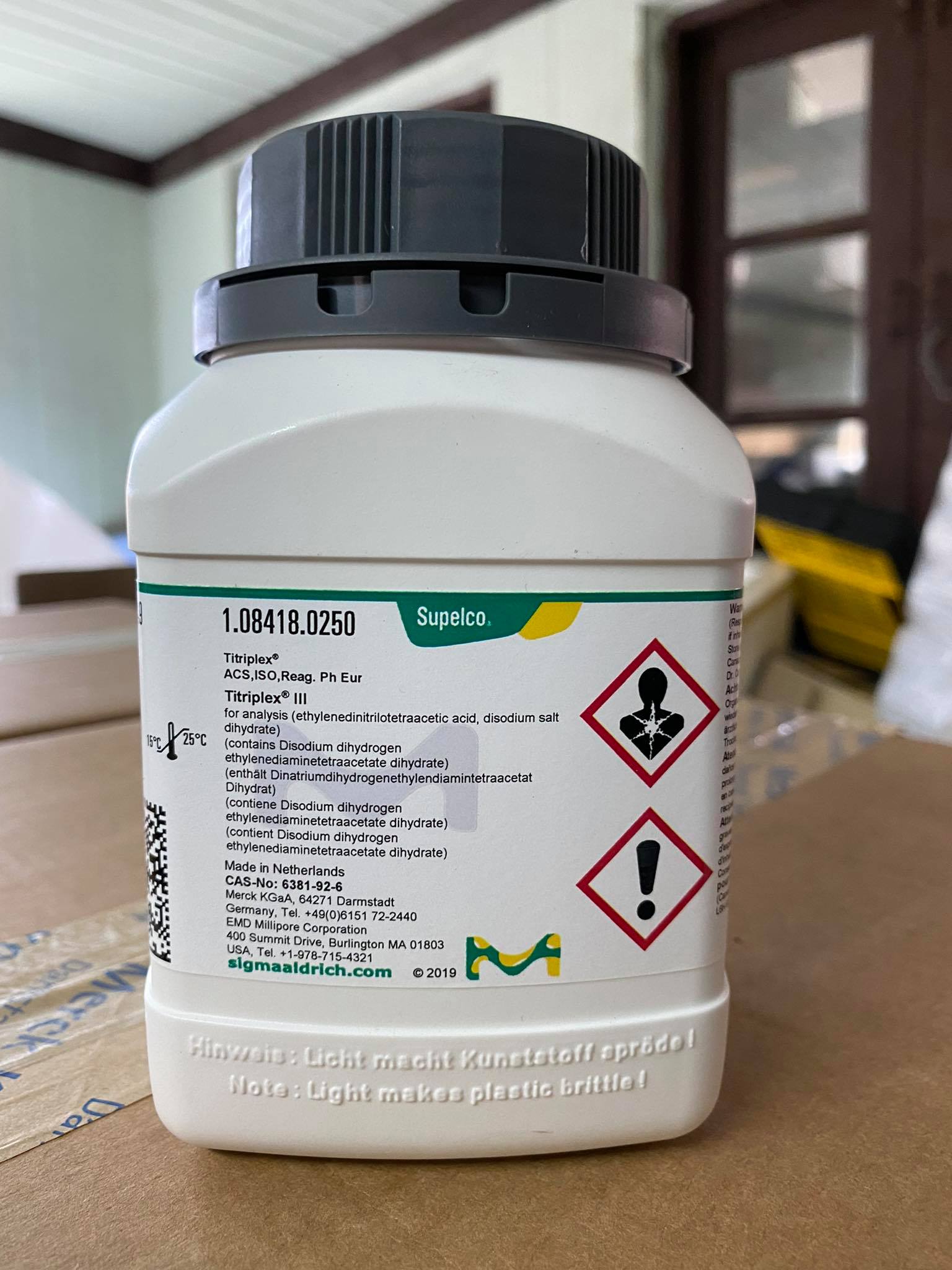 Titriplex III (EDTA disodium salt dihydrate) (250 กรัม/ขวด) ยี่ห้อ Merck, Germany - แล็ป วัลเล ...