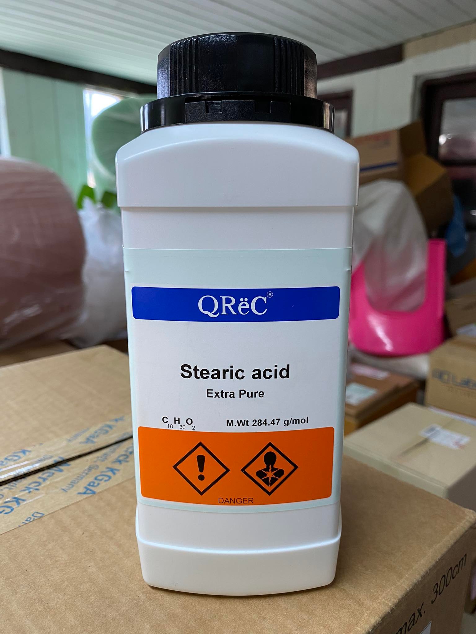 Stearic acid 90% extra pure (500 กรัม/ขวด) ยี่ห้อ Qrec, Newzealand - แล็ป วัลเล่ย์ | สารเคมี ...