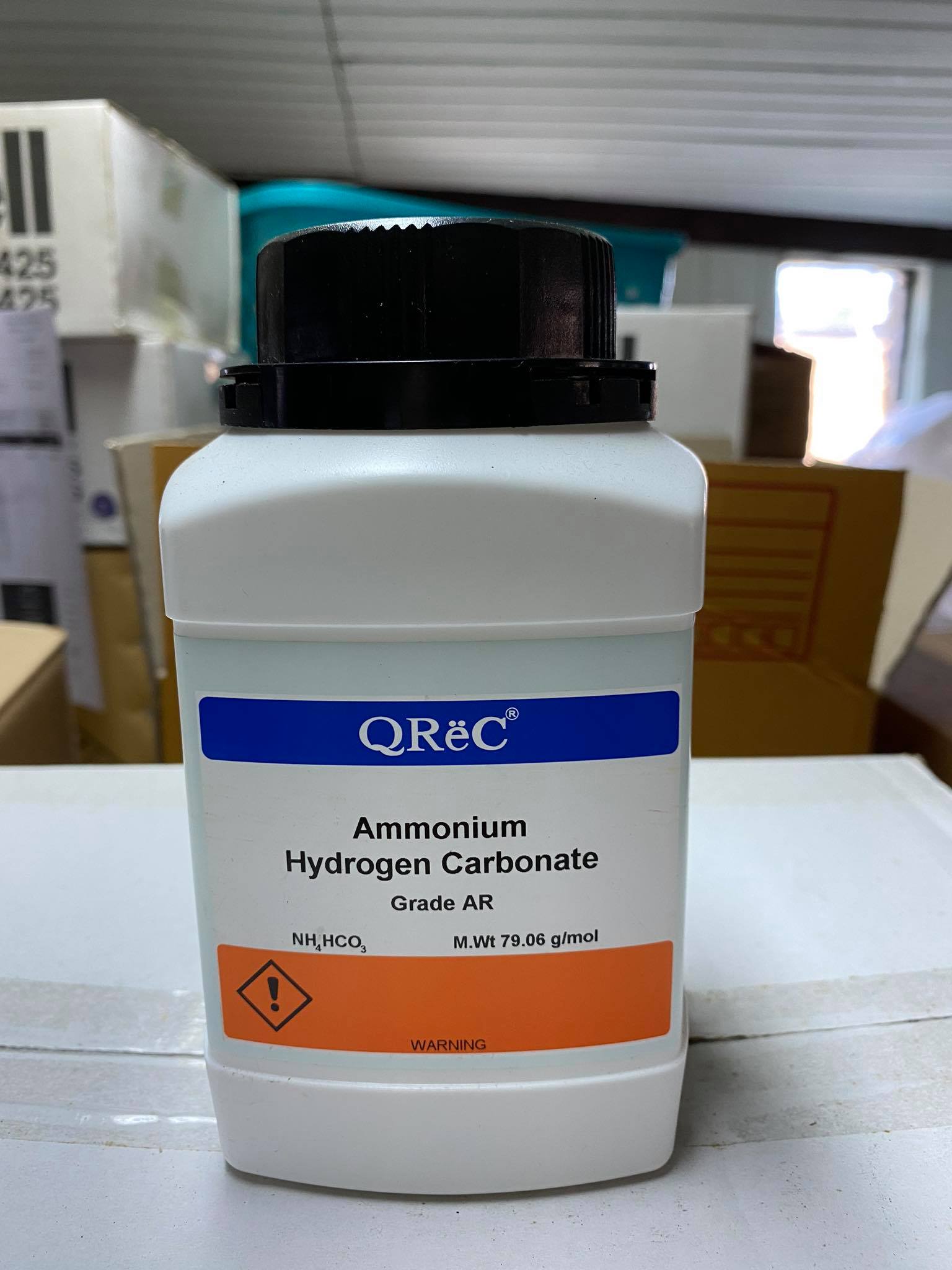 Ammonium hydrogen carbonate AR.grade (500 กรัม/ขวด) ยี่ห้อ Qrec, Newzealand - แล็ป วัลเล่ย์ ...