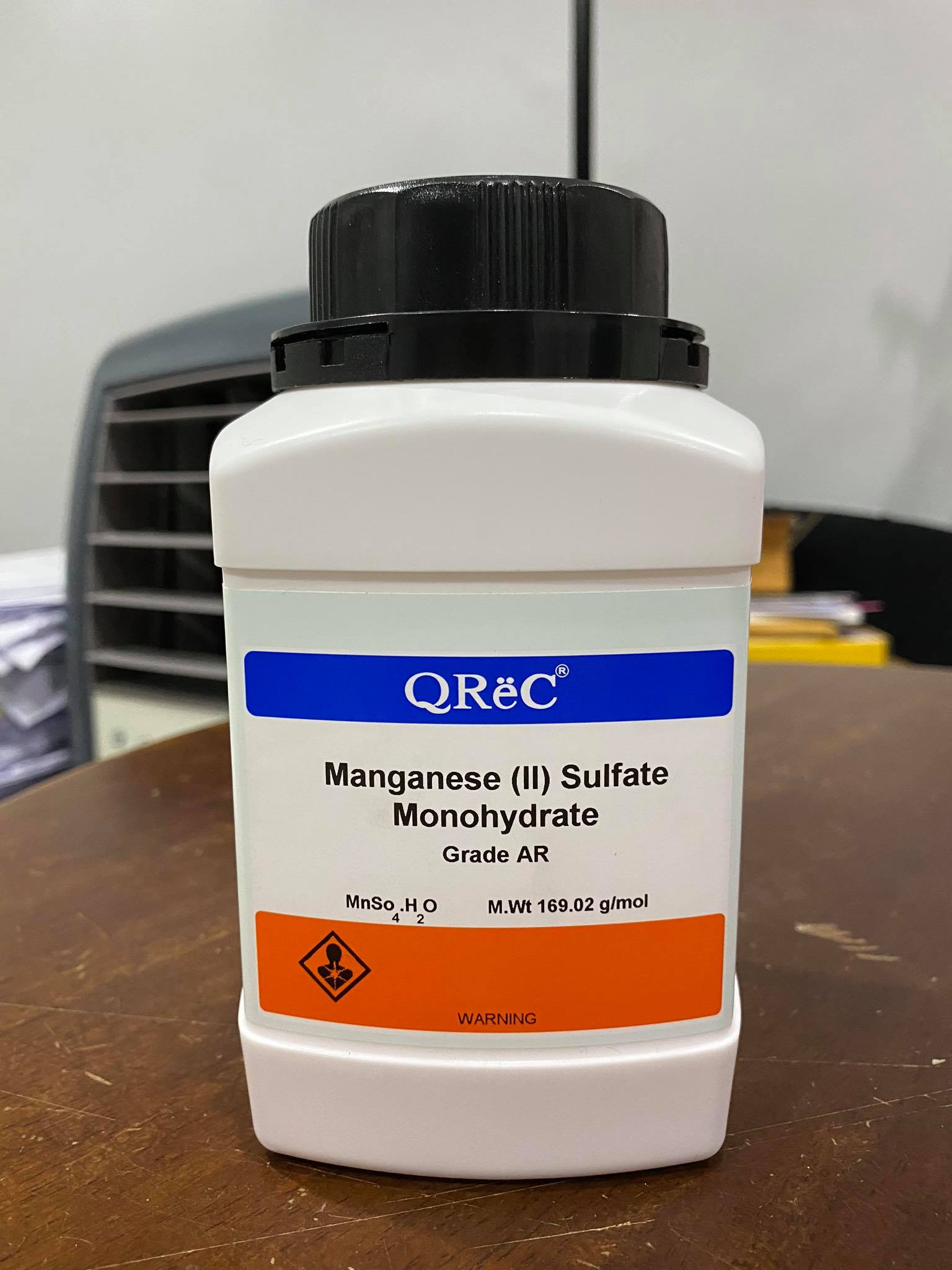 Manganese (II) sulfate monohydrate 99% AR.grade (500 กรัม/ขวด) ยี่ห้อ Qrec, Newzealand - แล็ป ...