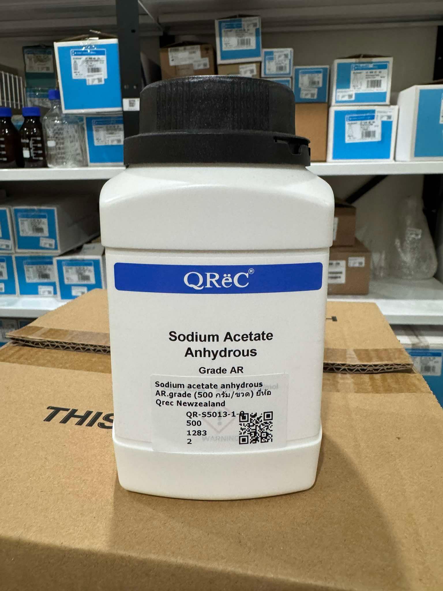 Sodium acetate anhydrous 99% AR.grade (500 กรัม/ขวด) ยี่ห้อ Qrec, Newzealand - แล็ป วัลเล่ย์ ...