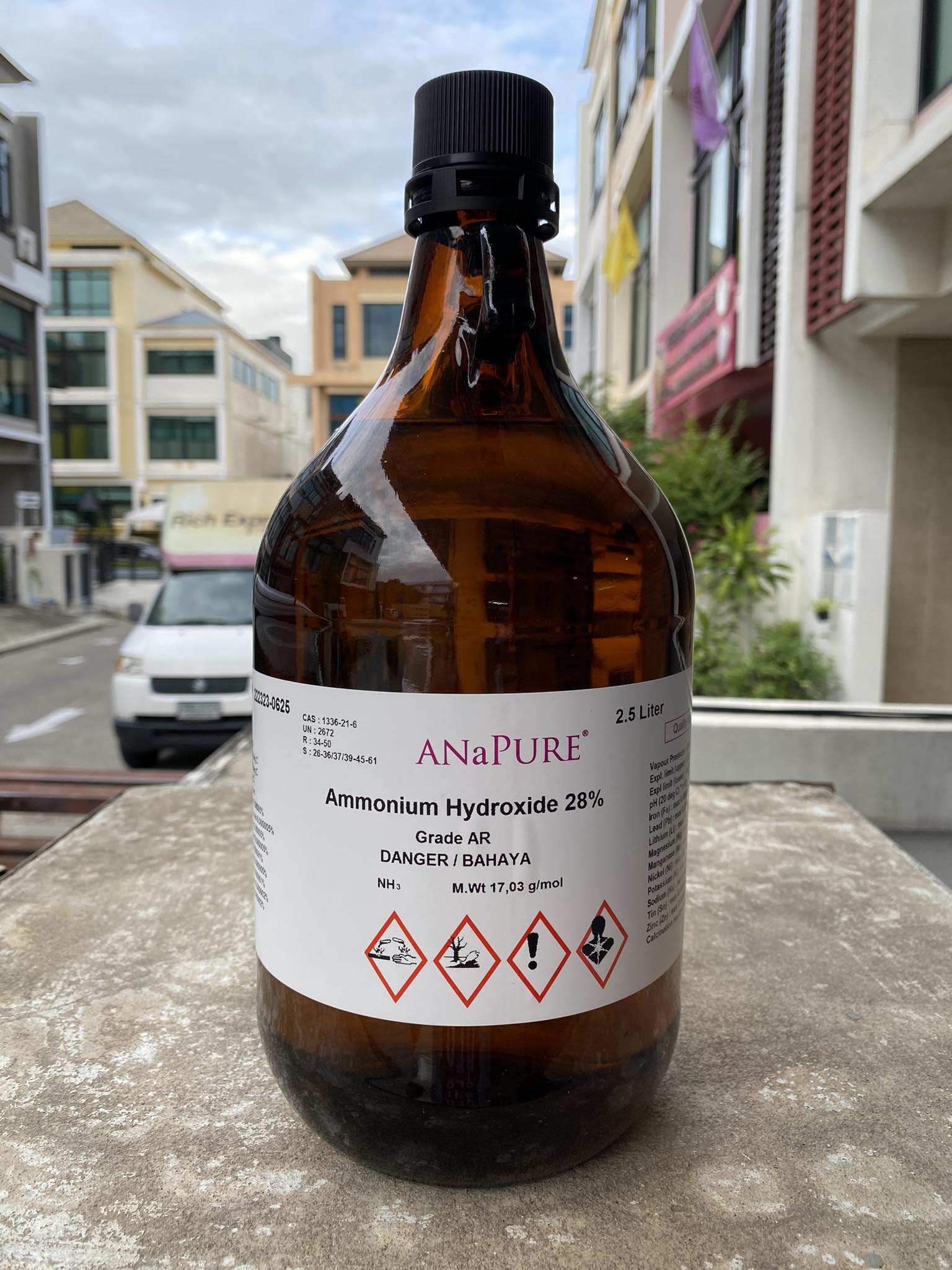 Ammonia solution 28% AR.grade (2.5 ลิตร/ขวด) ยี่ห้อ Anapure, Newzealand - แล็ป วัลเล่ย์ | สาร ...