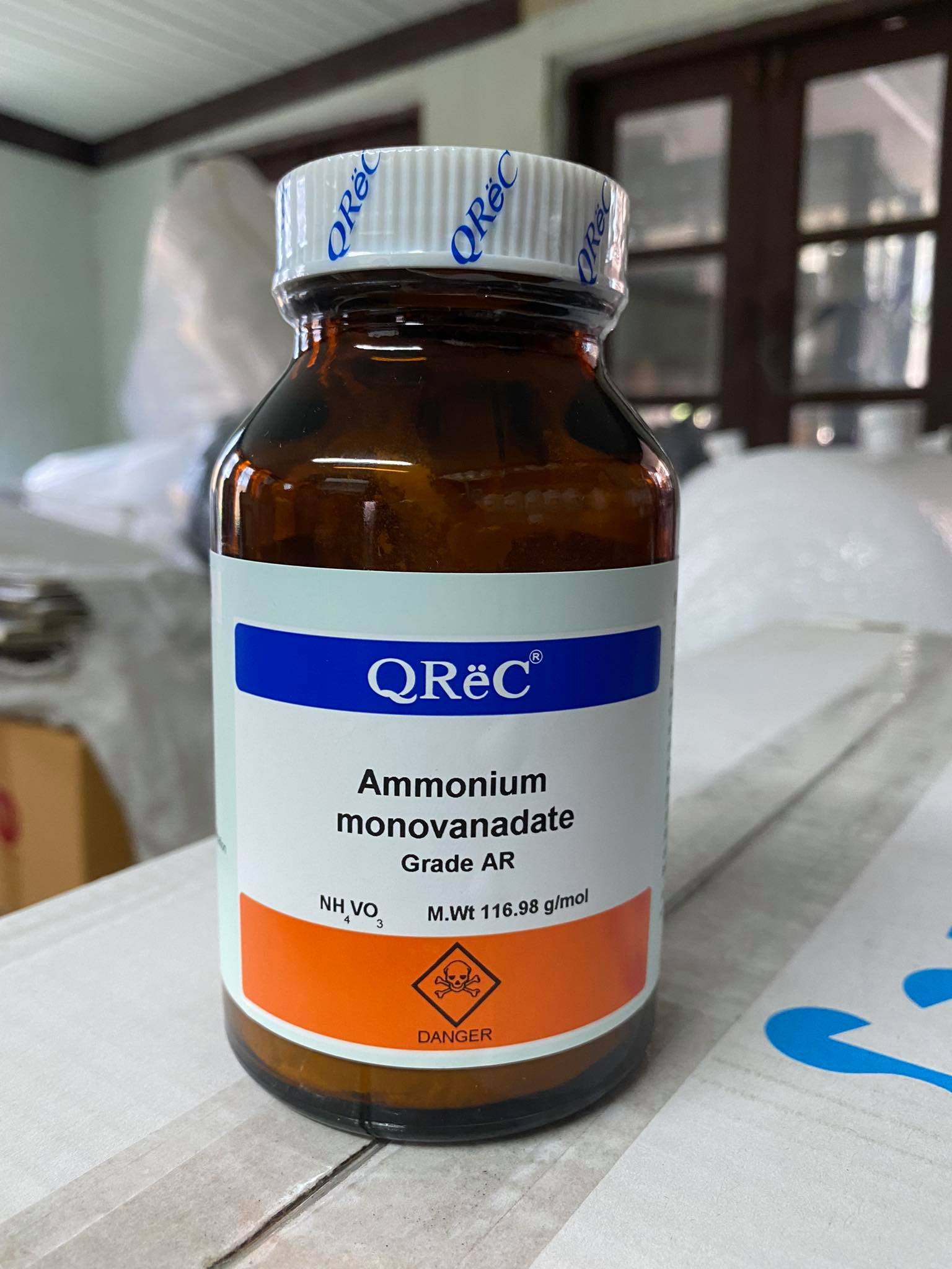 Ammonium metavanadate 99.5% AR.grade (100 กรัม/ขวด) ยี่ห้อ Qrec, Newzealand - แล็ป วัลเล่ย์ ...