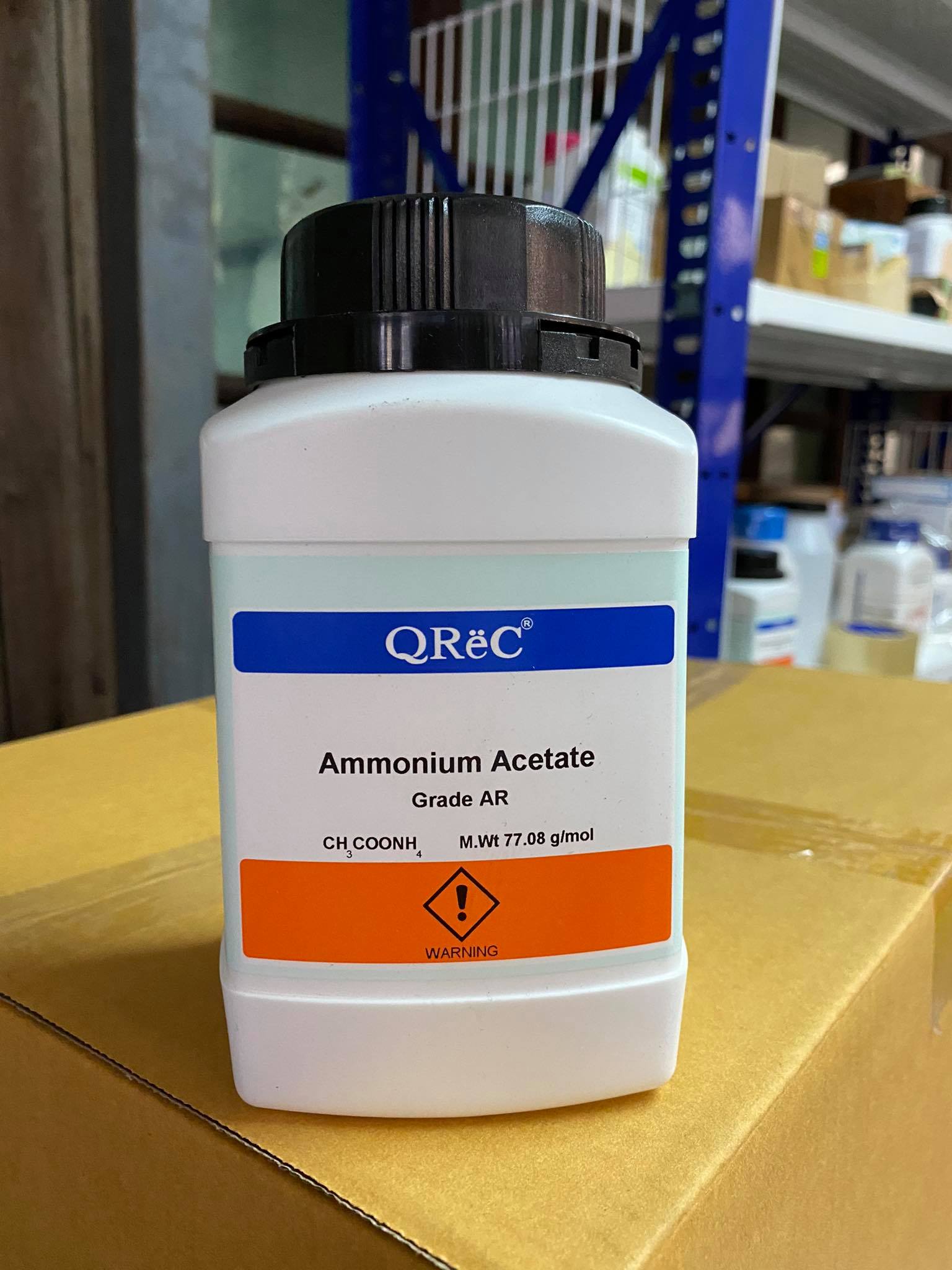 Ammonium acetate 98% AR.grade (500 กรัม/ขวด) ยี่ห้อ Qrec, Newzealand - แล็ป วัลเล่ย์ | สารเคมี ...