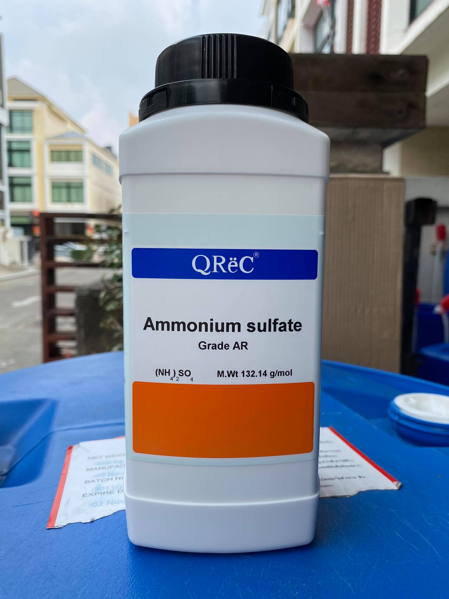 Ammonium sulfate 99.5% AR.grade (1 กิโลกรัม/ขวด) ยี่ห้อ Qrec, Newzealand - แล็ป วัลเล่ย์ | สาร ...